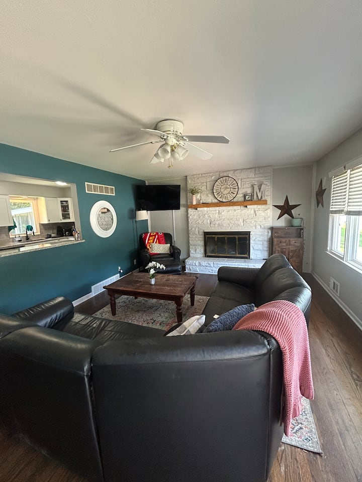 Conveniently Located 3 Bdrm, Close To Airport - Gladstone, MO
