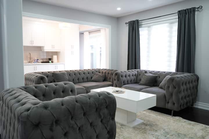 Grand 6br Home |Design For Families & Large Groups - Brampton