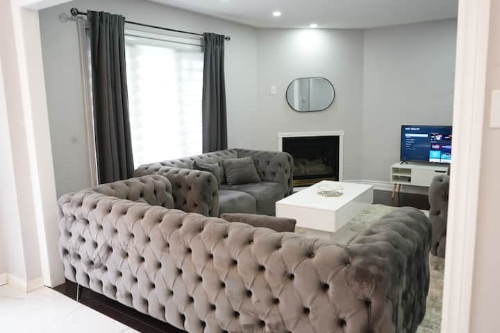 Grand 6br Home |Design For Families & Large Groups - Brampton
