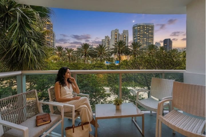 Walk To Ocean | Luxury 2br W/ King Master & Pool - Sunny Isles Beach, FL