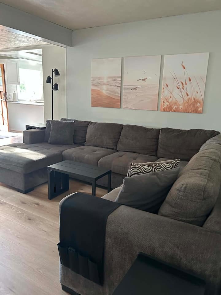 Sauble Beach Cottage - 
5 Minute Walk To The Beach - Sauble Beach