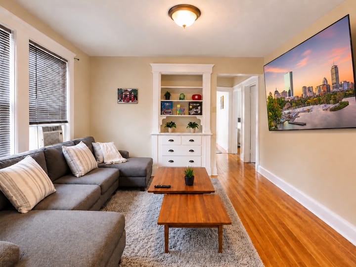 Cozy 4br Near Tufts 
15 From Boston 
Driveway & Ac - Lexington, MA