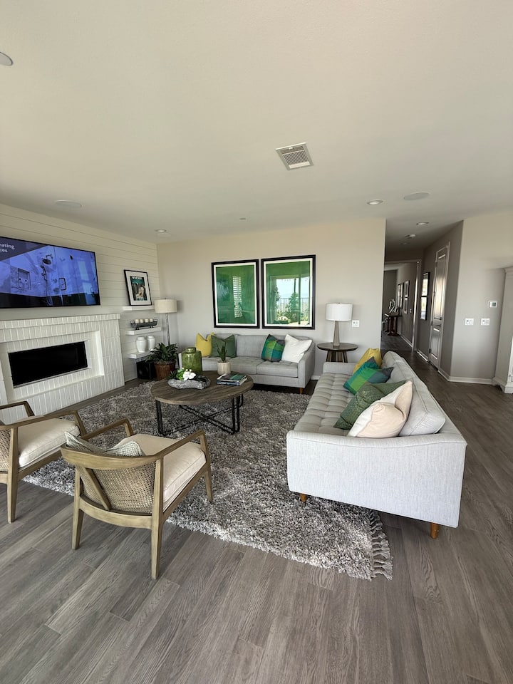 Five Bedroom Spacious House In Santa Clarita - Santa Clarita, CA