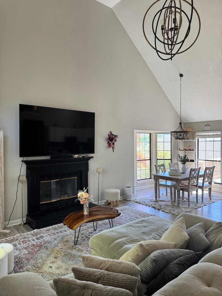 Luxury Modern Retreat | Deck, Office & Bonus Loft - Brentwood, TN