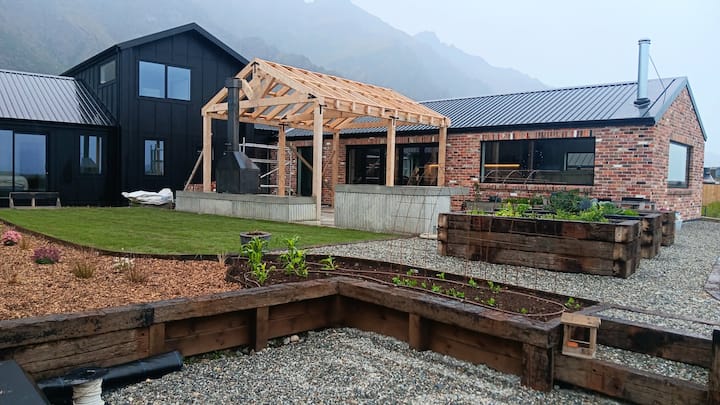 Art-filled Alpine Escape | Cosy Family Retreat - Lake Hayes