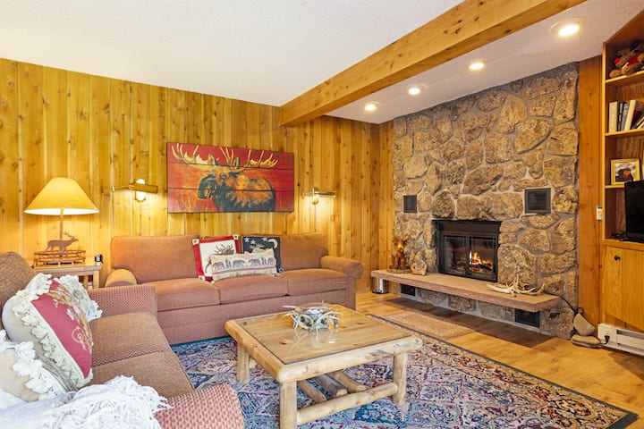 2br/2ba W/ Mtn Views, Free Shuttle, Parking, Wifi - Vail, CO