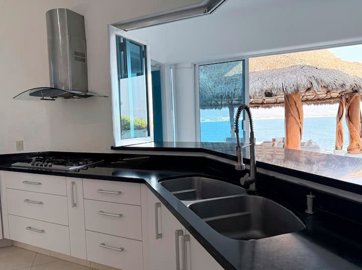 Villa La Punta Con Piscina Infinita Y Vista Al Mar - Manzanillo