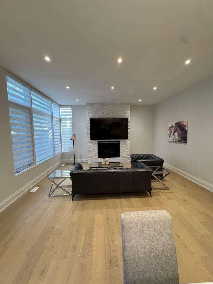 Modern Gem | Walk To Marina | Near Downtown - Oakville