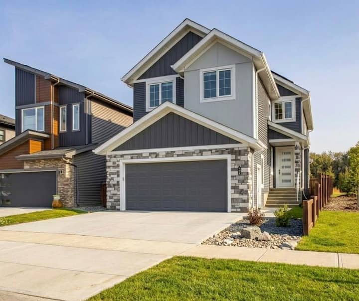 Guest House! Gorgeous Modern Home. - Spruce Grove