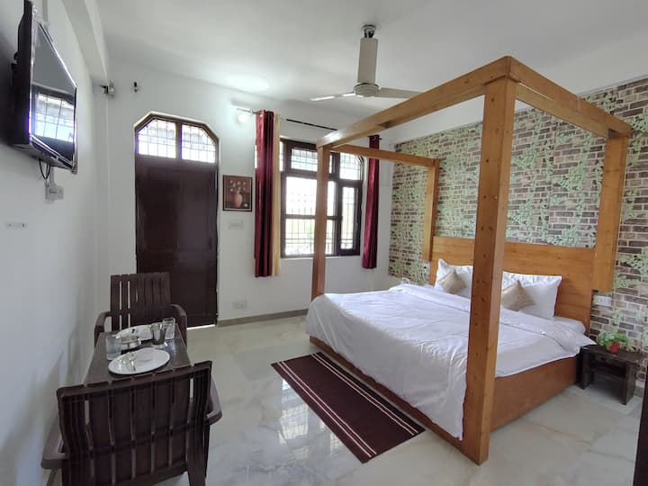 Kasauli Cloud View Stay | Spacious Room & Balcony - Kasauli