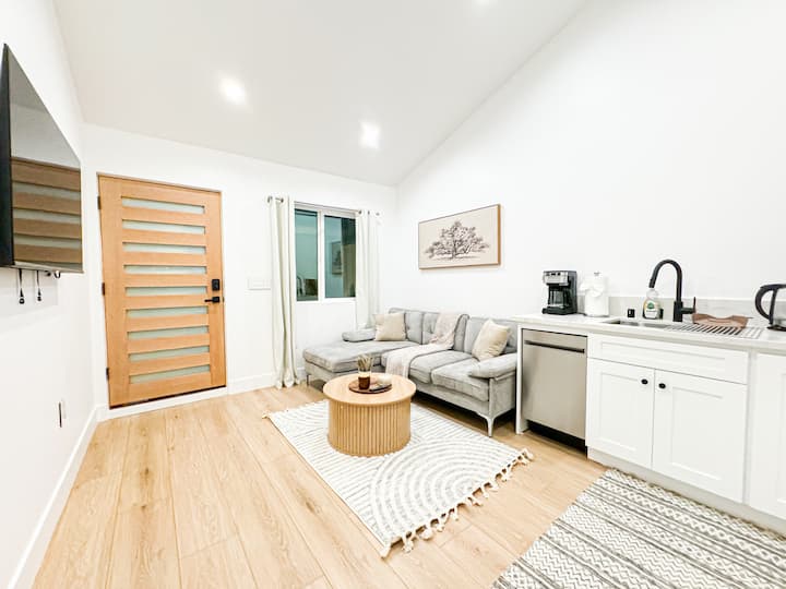Modern Retreat In Trendy Canoga Park - Calabasas, CA