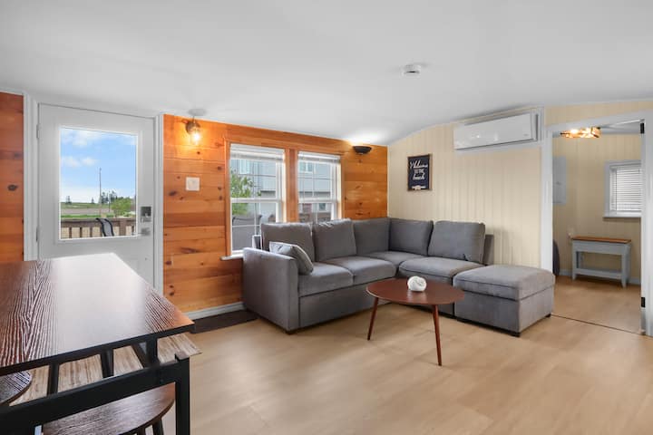 Parlee Bloom Cottage - Direct Beach Access! - Shediac