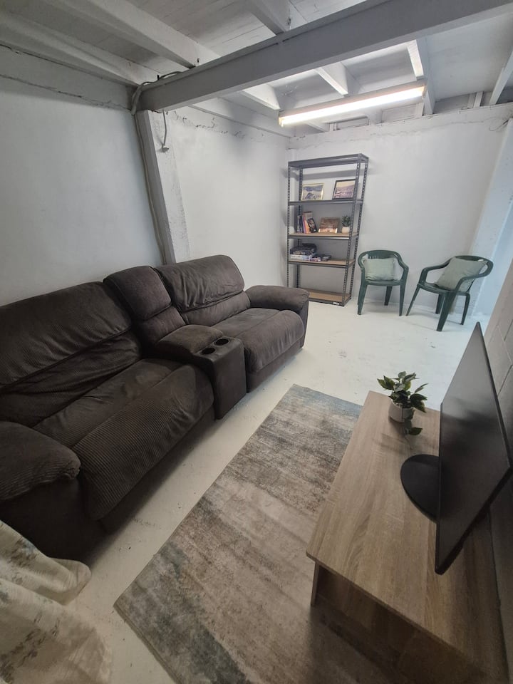 Private Downstairs Apartment With Own Entrance - 이니스페일