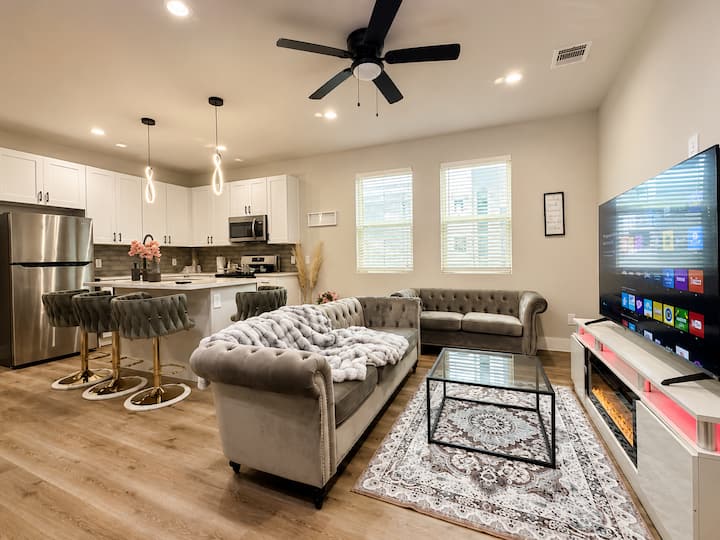 Executive Home • Private Yard• Free Parking • Pets - Humble, TX