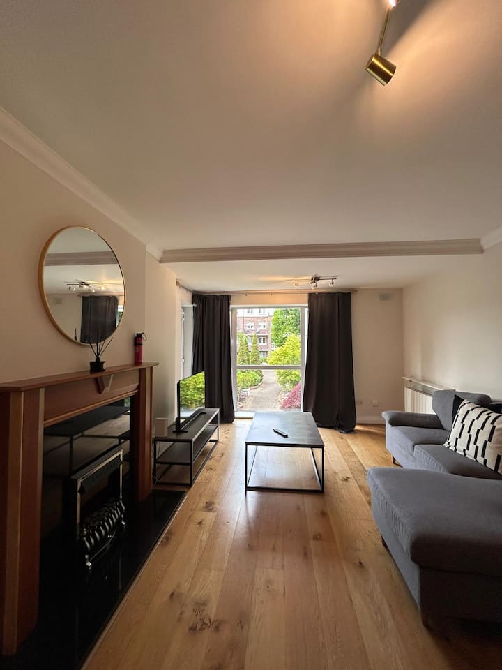 Bright & Spacious D9 Apartment: Perfect City Base - Malahide