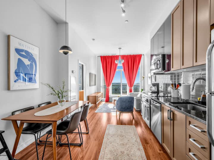 Chic Midtown Penthouse | Pool, Gym, Parking, View - Toronto