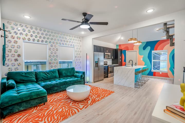 Eado Main House | Hot Tub | Sleeps 12 | Downtown - Houston, TX