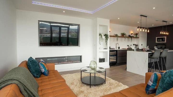 City Centre Penthouse - Stylish, Large & Parking - Belfast