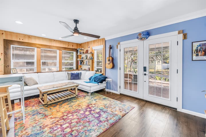 Pet-friendly | 5 Min To Downtown | Covered Porch + - St. Petersburg, FL