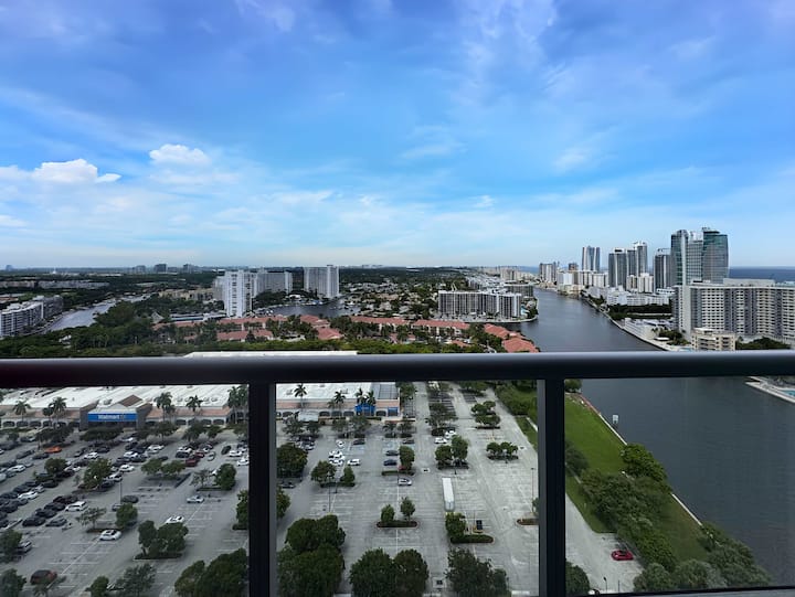 Upper-floor Studio Modern & Beach Shuttle - Hallandale Beach, FL