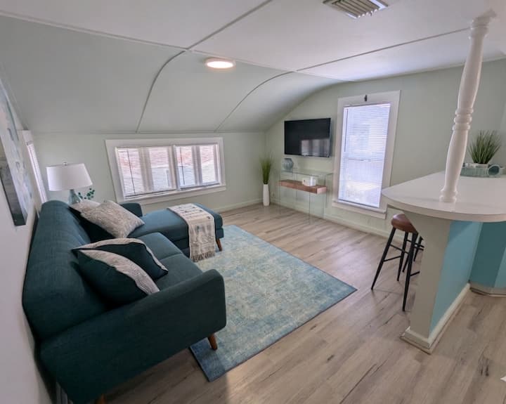 Old Ne Hideaway 2/1 + Office & Laundry Near Dtsp! - St. Petersburg, FL