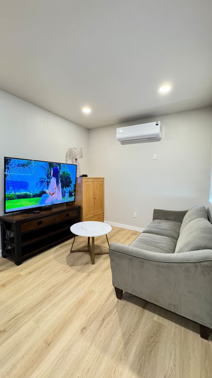 Sleek And Minimal One Bedroom Spacious Apartment - Gig Harbor, WA