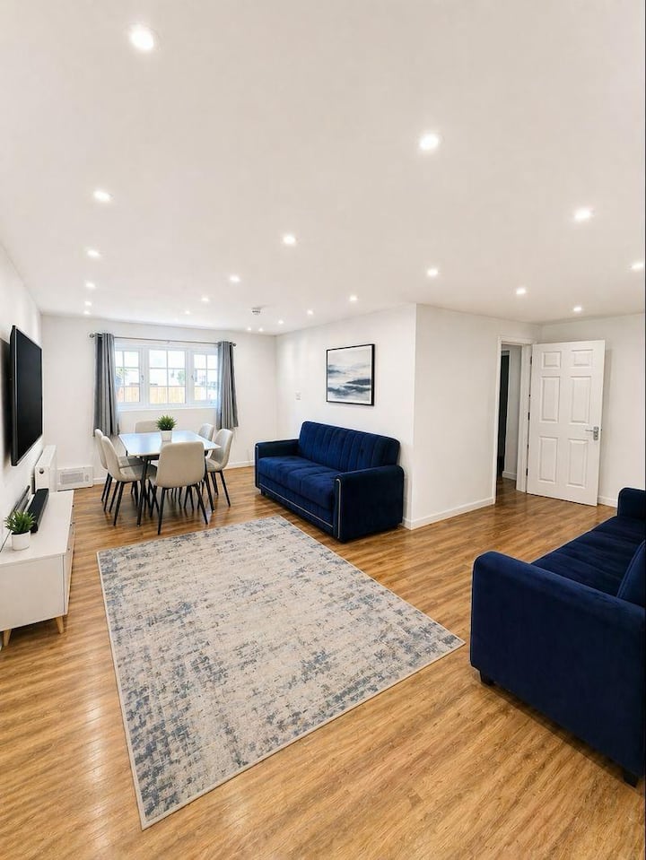Stunning 6 Bedroom House In Basildon - Brentwood