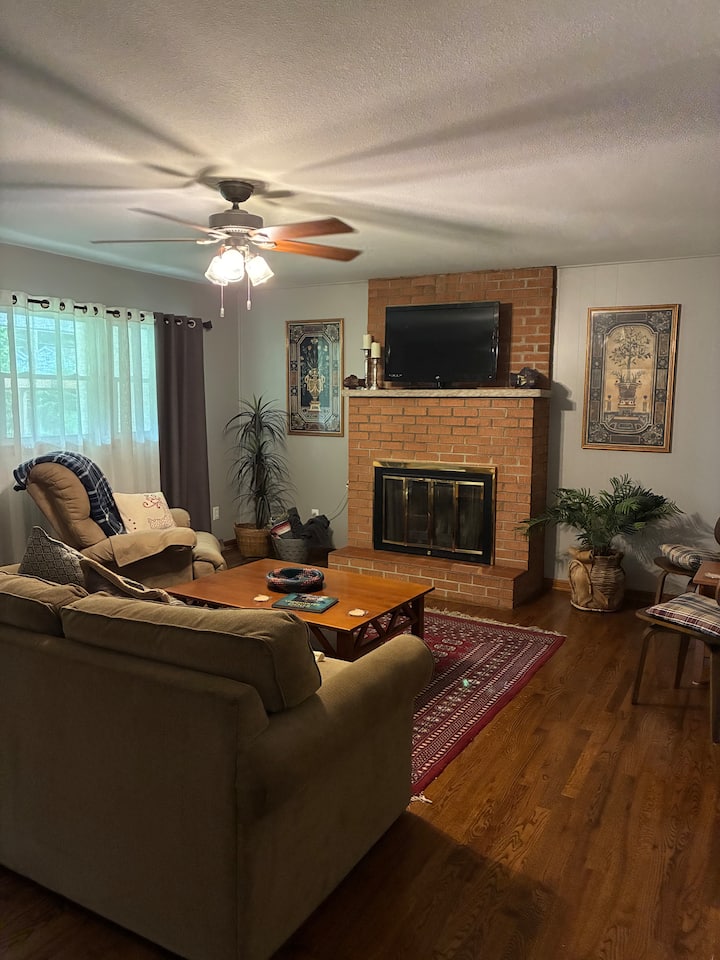 Great 3 Bedroom Home Right In The Action - Kansas City, KS