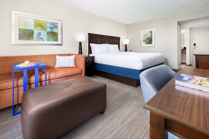 Close To The Beach + Free Breakfast & Heated Pool - Naples, FL