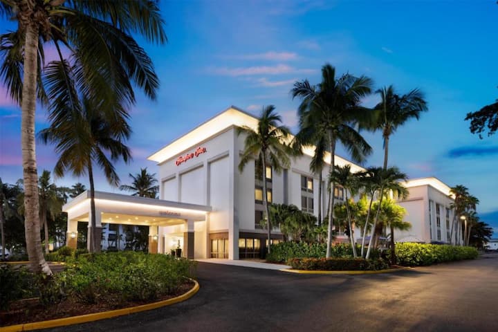Near Downtown Naples + Free Breakfast & Pool - Naples, FL