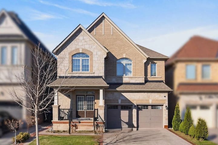 Luxury House, Bright & In Beautiful Neighbourhood! - Brampton