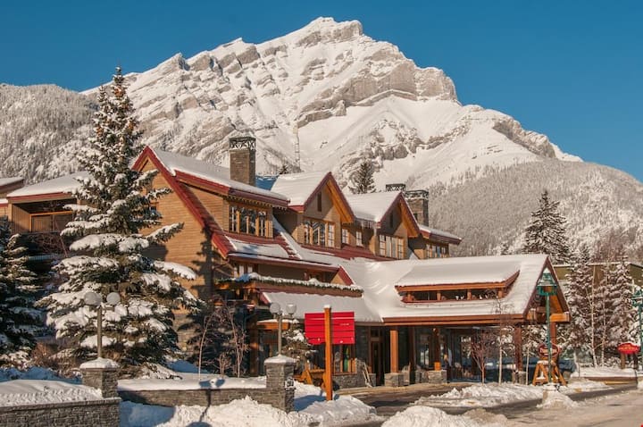 King Suite W/ Fireplace, Mountain Views & Sauna - バンフ