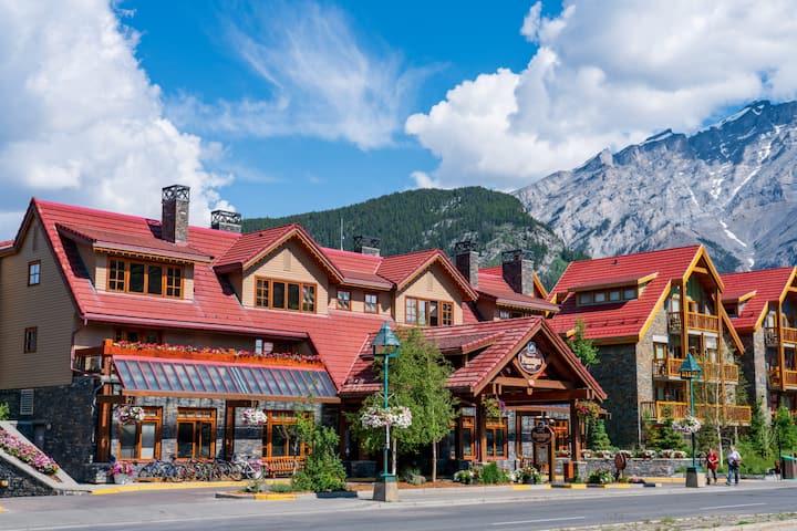Chic King Room W/ Balcony | Sauna & Hot Tub Access - Banff