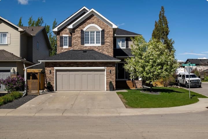 Casa Yyc: Beautiful, Executive Sw Calgary Home - Calgary