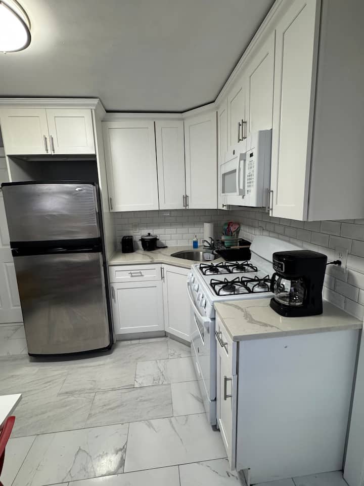 Amy Luxury Room Llc/ Stylish And Cozy Stay - Edgewater, NJ