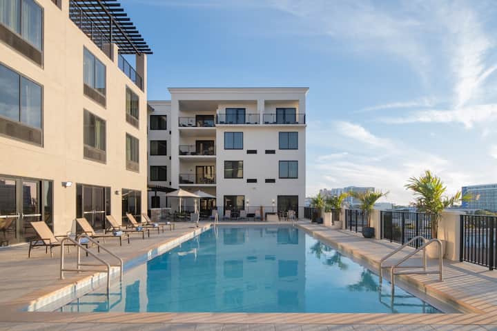 3 Bright 2 Queen Rooms | Bar, 0.1 Mi From Beach - Clearwater Beach, FL