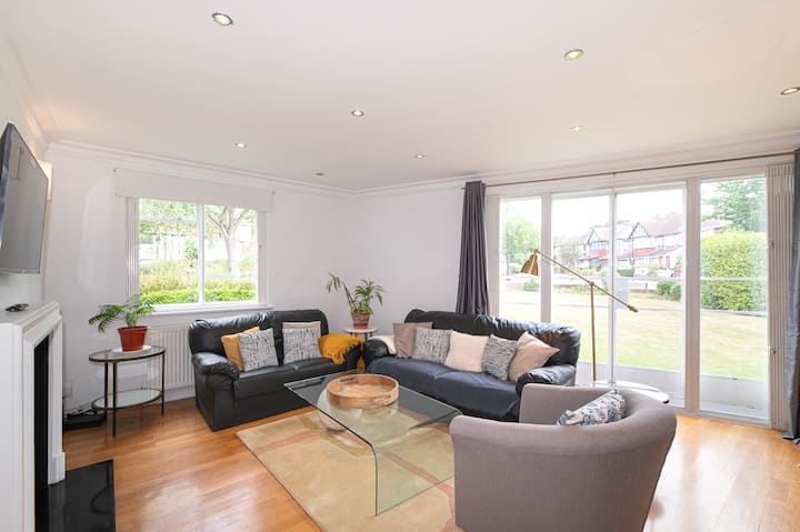 Spacious 2br Ealing Flat W Garden - Hounslow