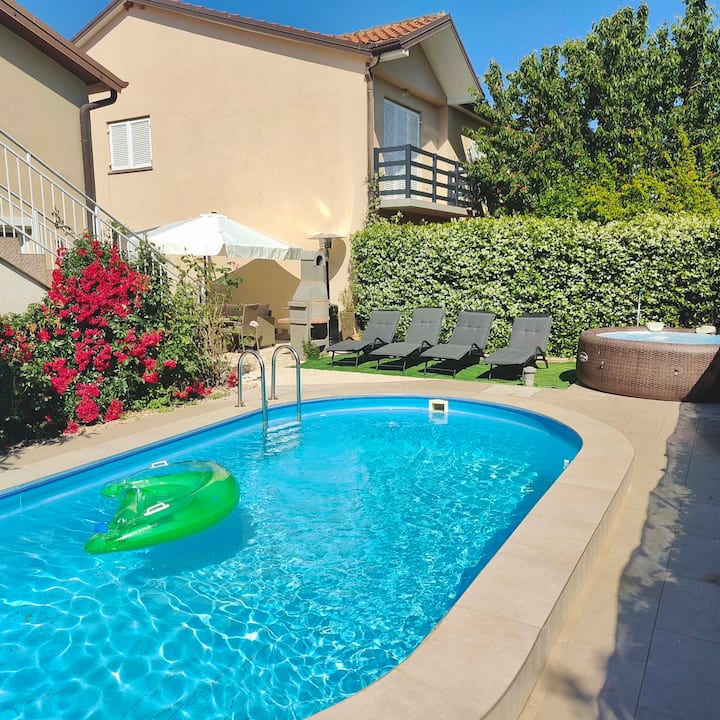 Spacious Comfort For 8 With Private Pool - Izola