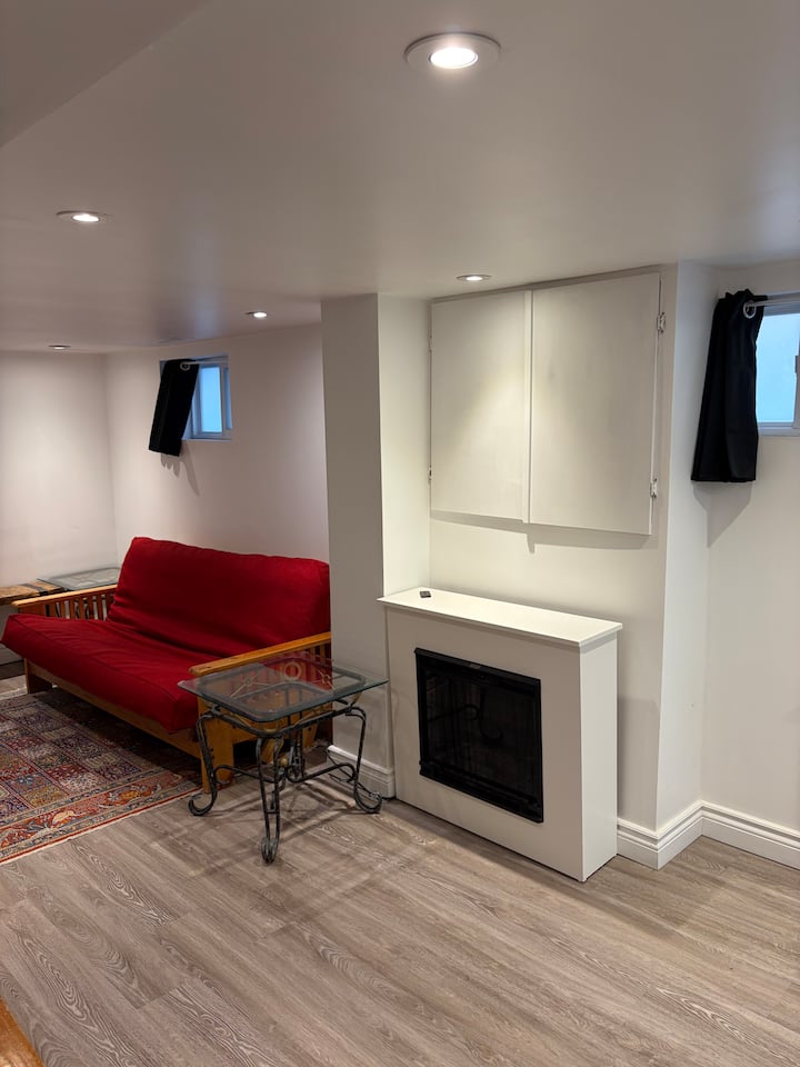 *Basement Flat Walk To Weston Up Train Into City - Toronto