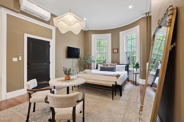 South End Boutique Retreat, Near Restaruant Row - Boston, MA