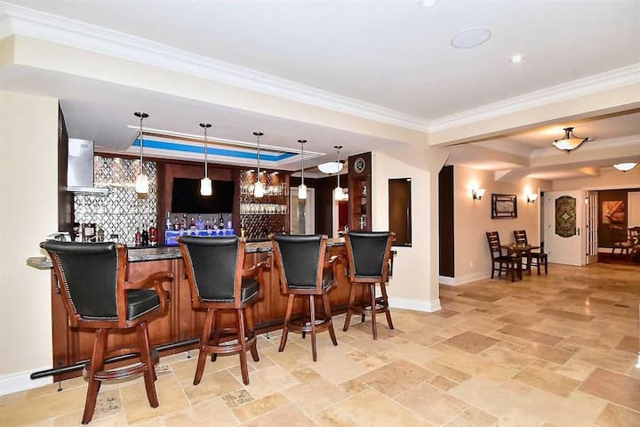 Modern Private Suite With Bar/kitchen & 2 Baths - Vaughan