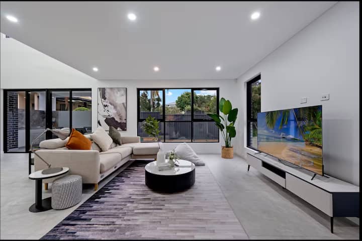 Grand Modern 3br Home With 2.5 Baths In Peakhurst - Burwood