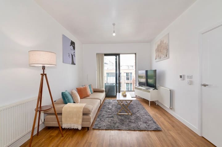 Cozy, Modern Flat Steps From Dlr To City Airport - Stratford