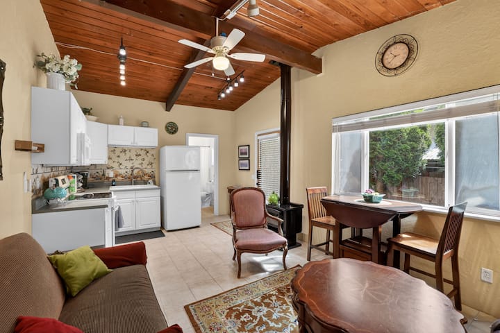 Pet-friendly Aloha Apt | Walk To Intel - Hillsboro, OR