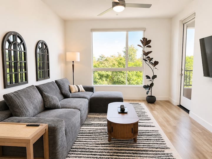 Modern Apartment W/ Pool, Gym & Near Disneyland - Irvine, CA