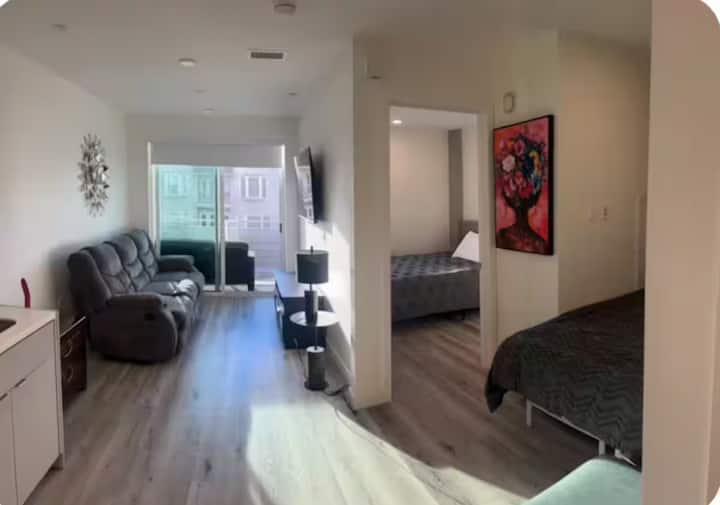 Stylish 1 Bedroom W 2 Beds - Los Angeles, CA