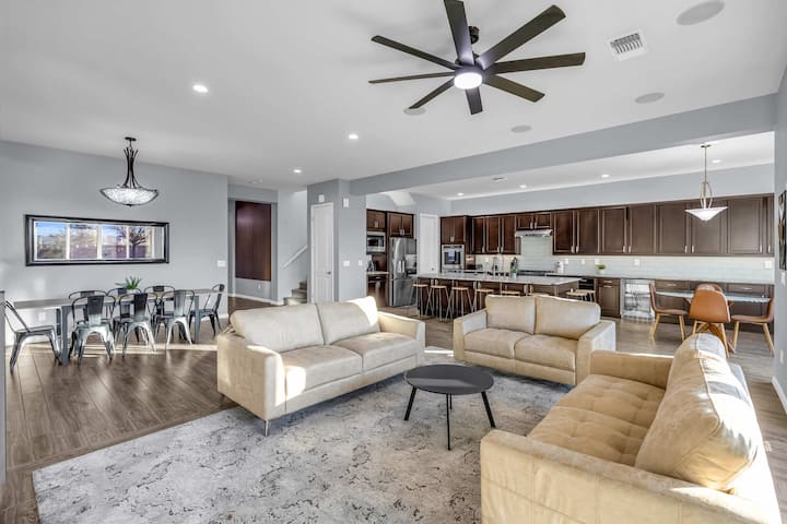 The Big Group House|6 Bedrooms|4 Baths|sleeps 23 - Reno