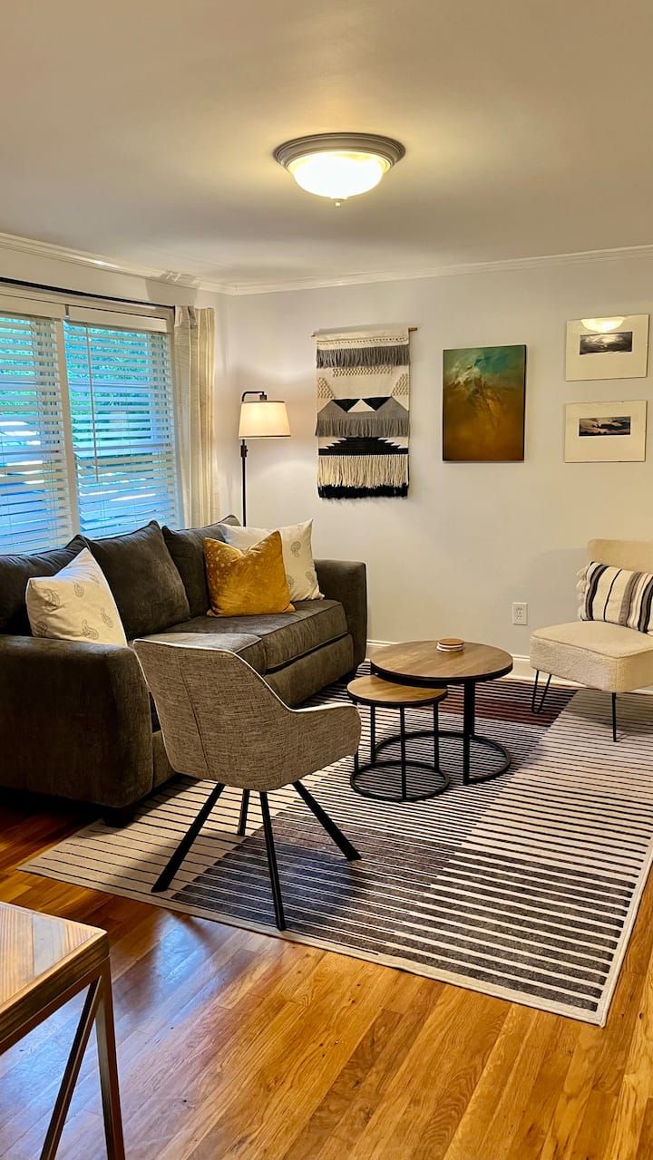 Walk To Canton Street - Charming Roswell Cottage - Alpharetta, GA