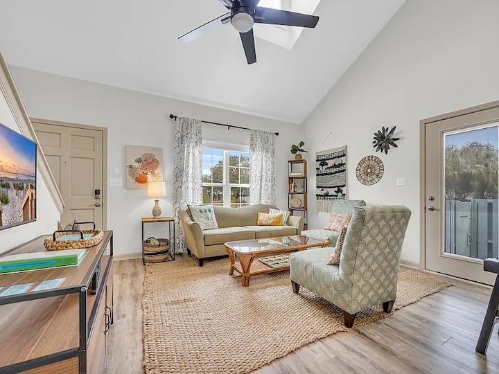 Castaway Beach Bungalow Pets Welcome - Surfside Beach, SC
