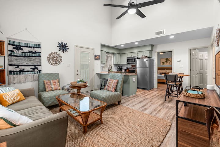 Castaway Beach Bungalow Pets Welcome - Surfside Beach, SC